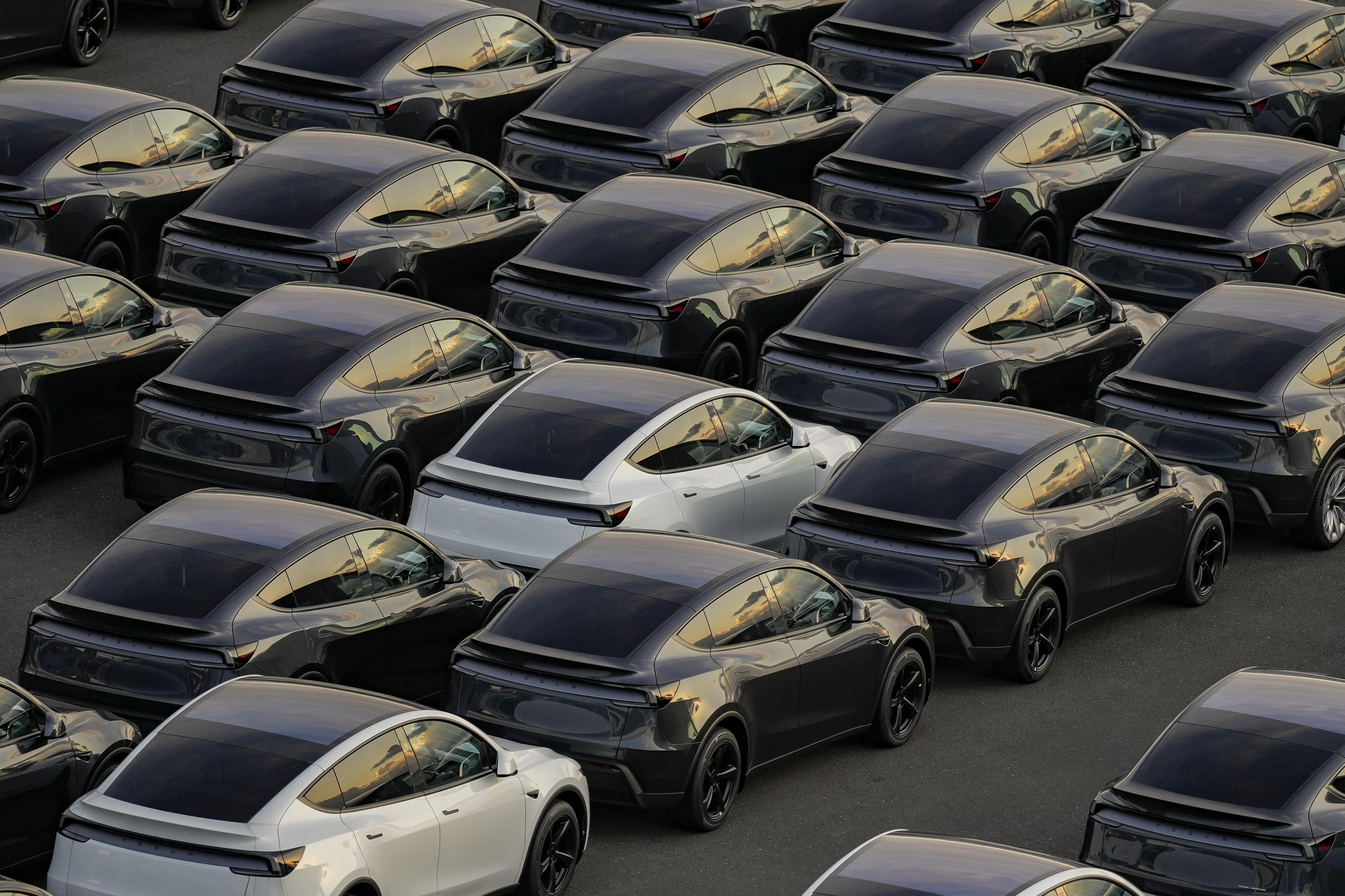 Tesla przebiła prognozy zysku, ale zanotowała historyczny spadek ...