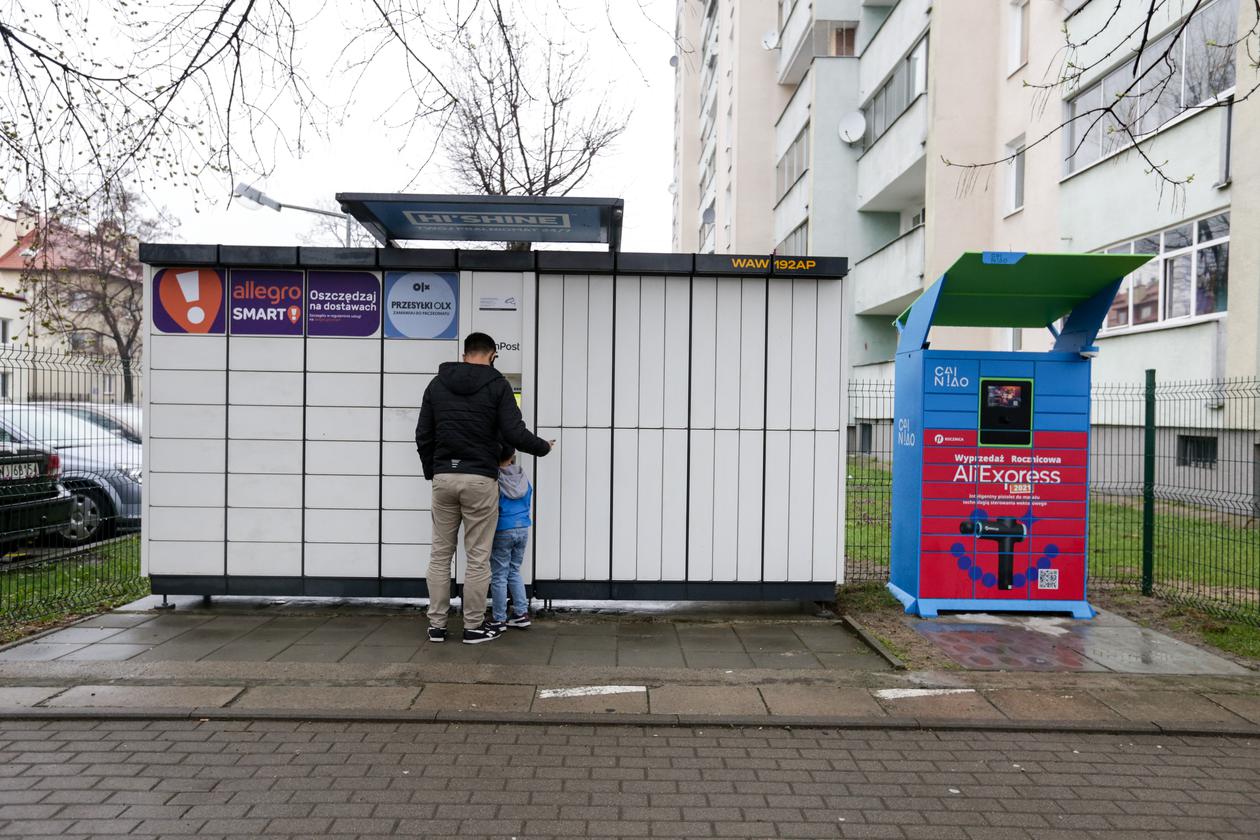 W Polsce przybędzie tysięcy automatów paczkowych, głównie poza dużymi miastami. Orlen i DPD ...